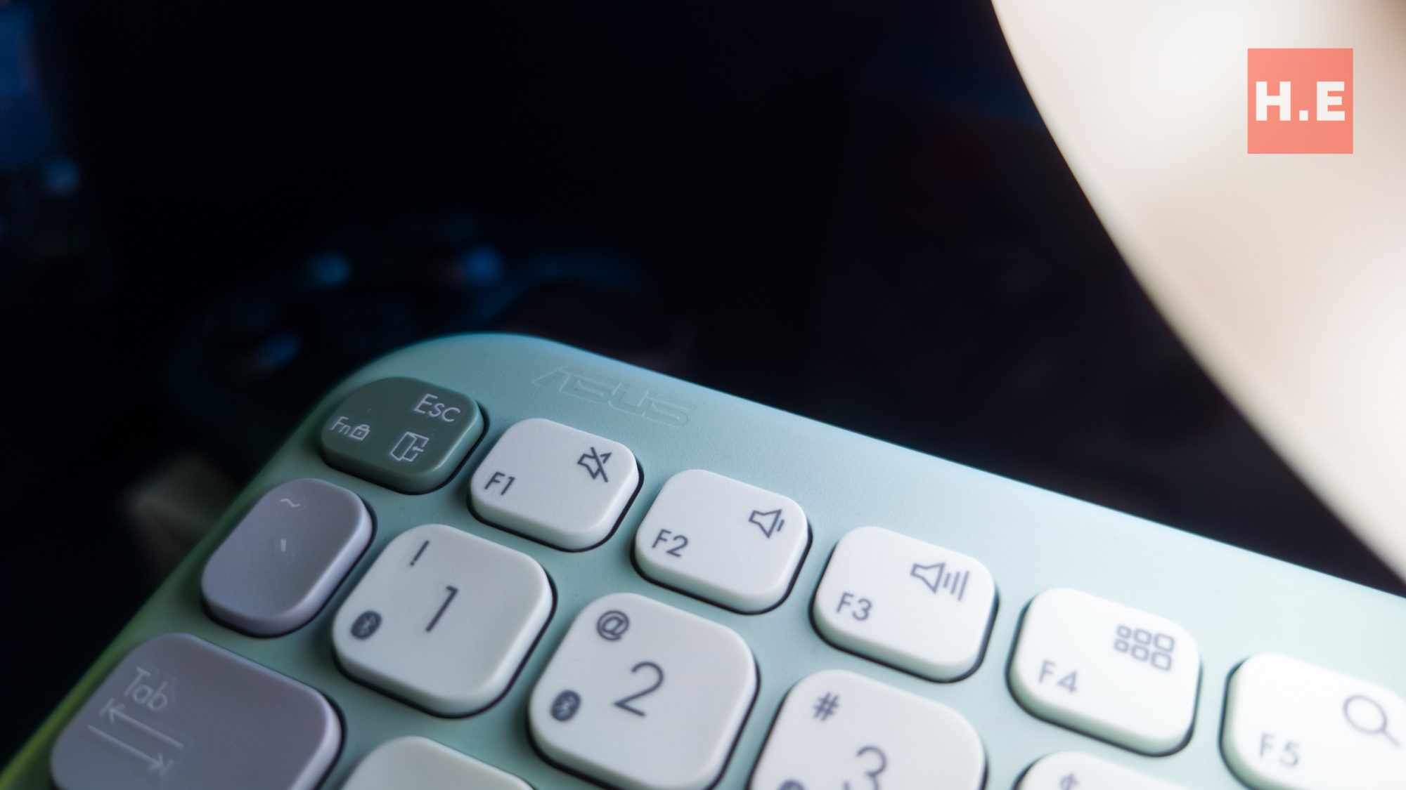 Asus Marshmallow Keyboard KW100 Review: Hidden KWM