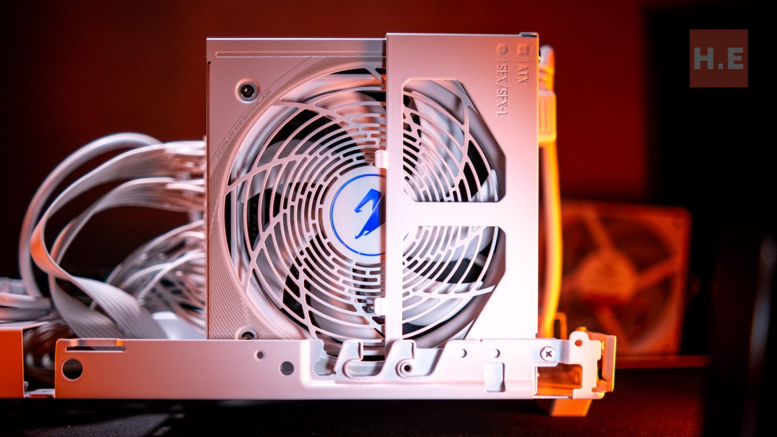 AORUS ELITE 850W 80+ Platinum Ice Overview: White Silent