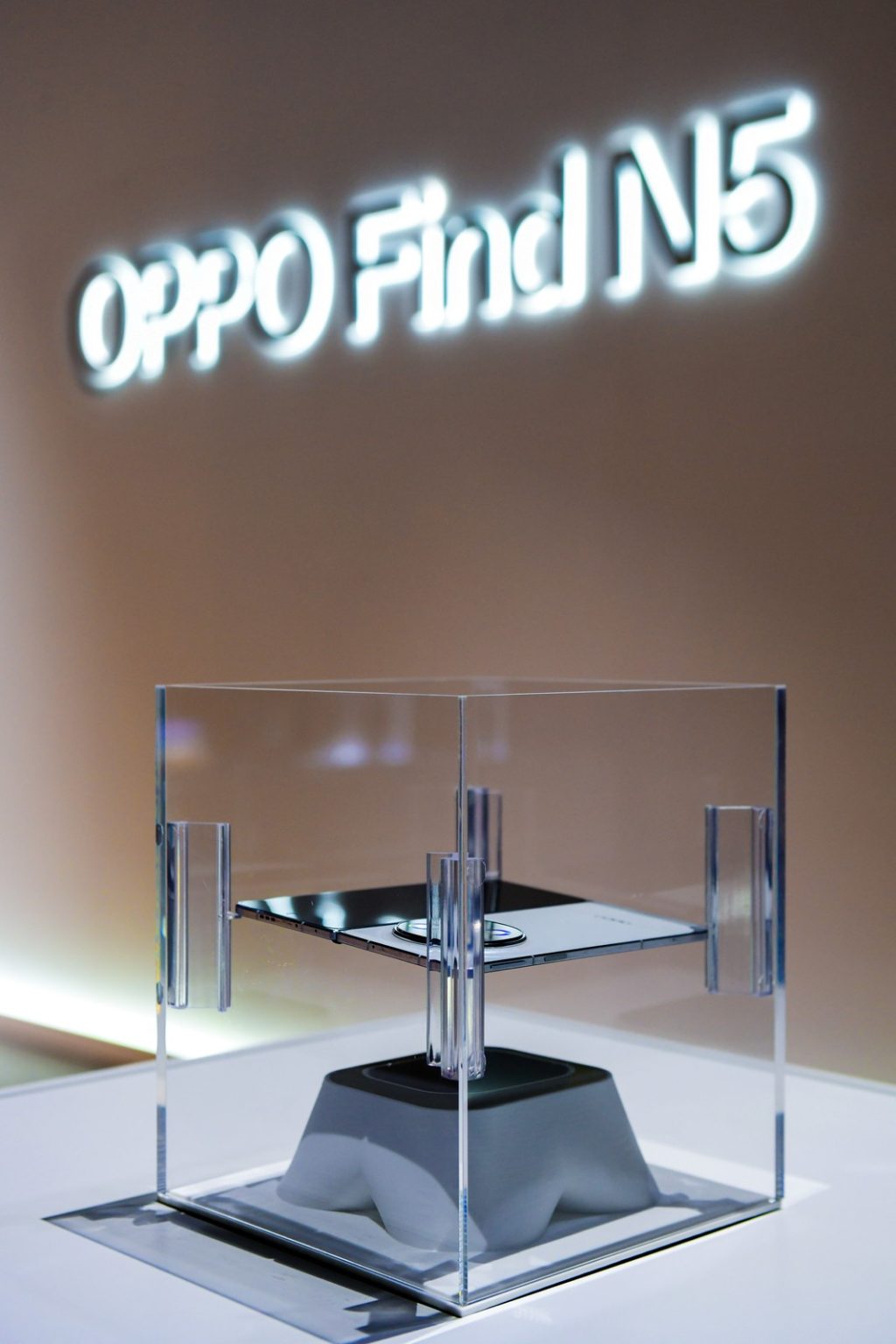 OPPO Find N5: Redefining Foldable Excellence with Thin Design, Large ...